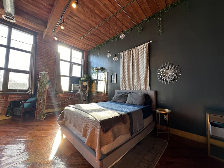 Downtown: River Views & Vintage Vibes - Detroit, MI
