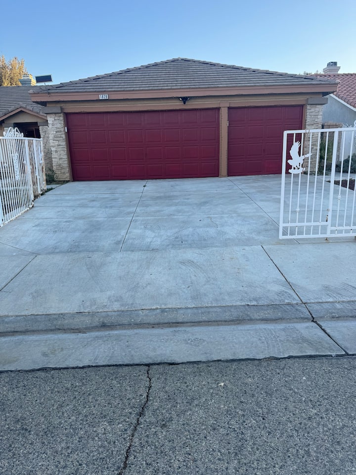 Spacious And Cozy House (Mins From Av Stadium) - Lancaster, CA
