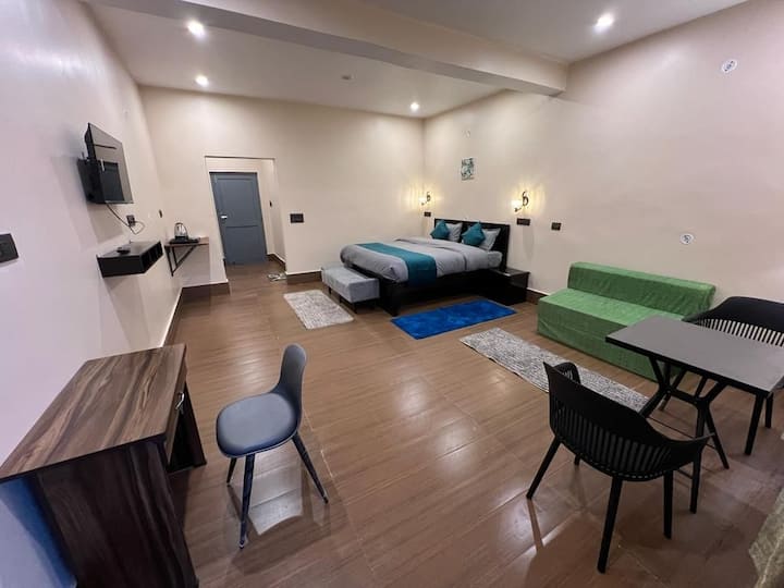 Green Pigeon Cafe And Luxury Homestay Room 4 - Ranikhet