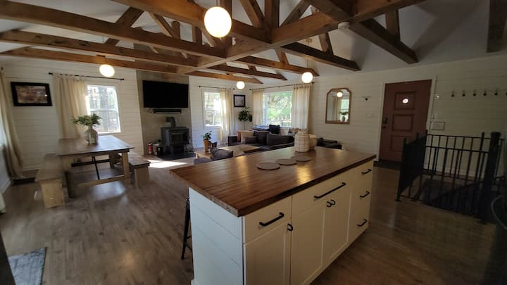 Fireplace, Hot Tub, Kalaharin, Ski House, Pets - Mount Pocono, PA