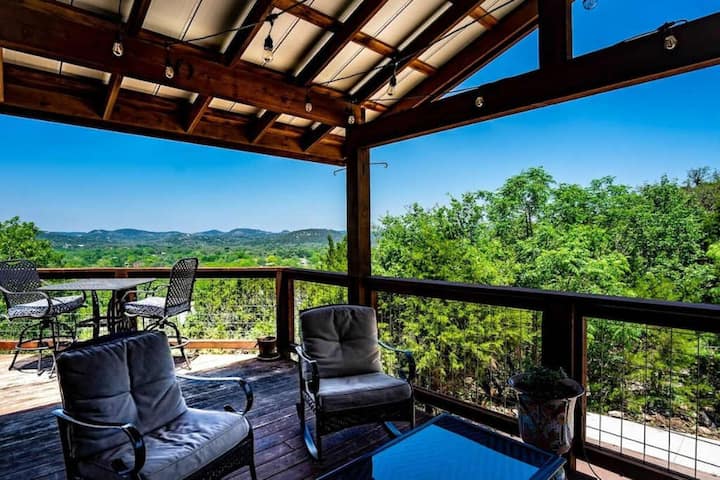 Riverfront | Kayaks, Deck & Games | Sleeps 12! - Canyon Lake, TX