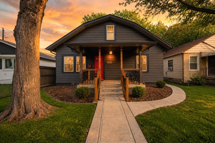 Red Door Cottage Of Broad Ripple | Ideal Location! - Castleton, IN