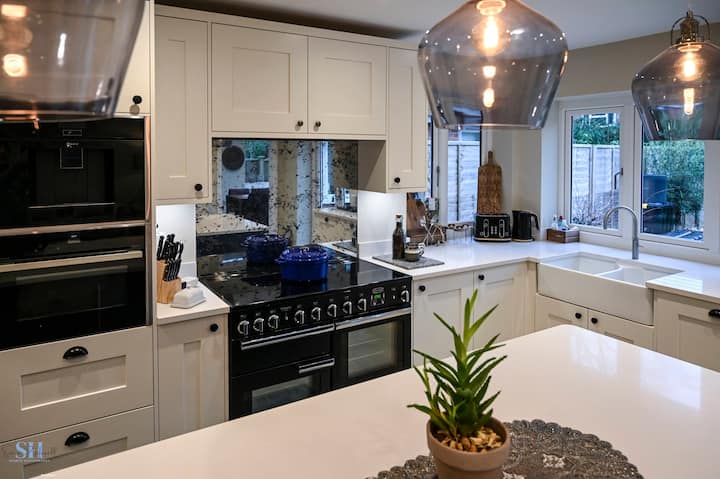 Luxury 4bed, 3.5bath, Study, Openplan Kitchen/dine - ブラックネル