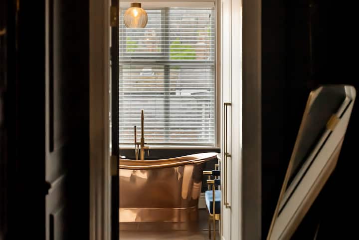 Rare Find -The Rows -First Floor Apartment - Chester, UK