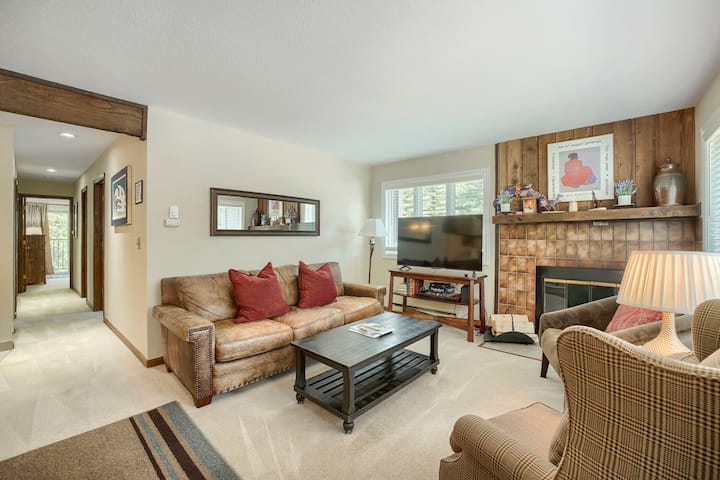 Cozy Mountain Condo, Shared Hot Tub, - Vail, CO