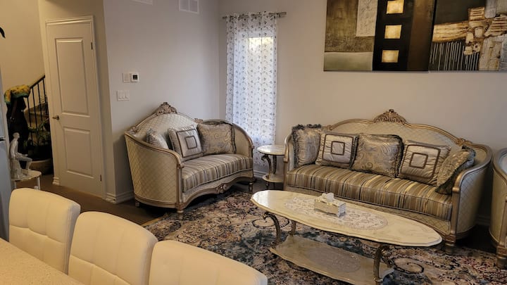 1 Master Br With King Bed Attached Wr Walkin Clost - Welland