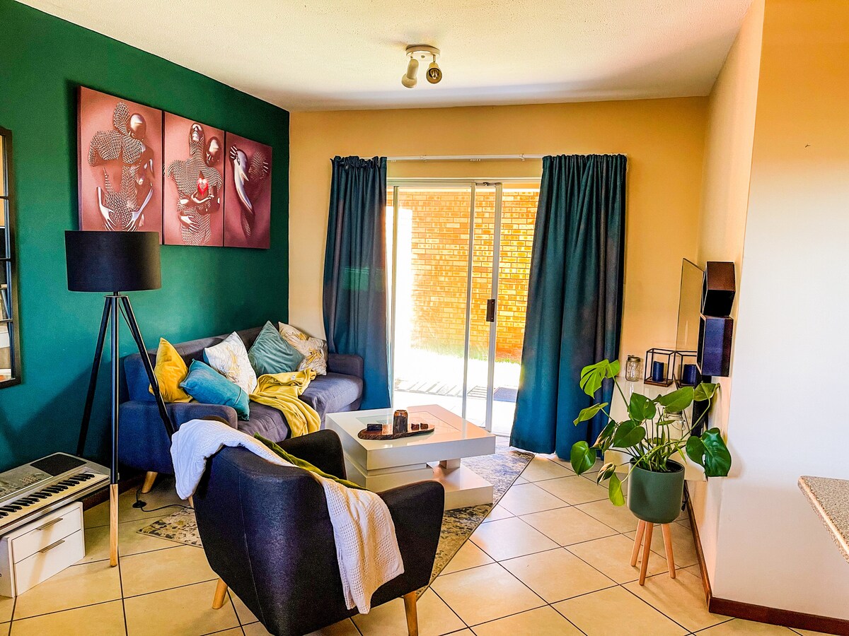 Melody: dos dormitorios con una estación de trabajo y patio ...