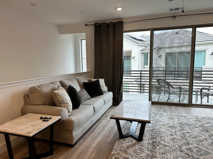 Spacious Private Suites B- 1b/1b - Fresno, CA