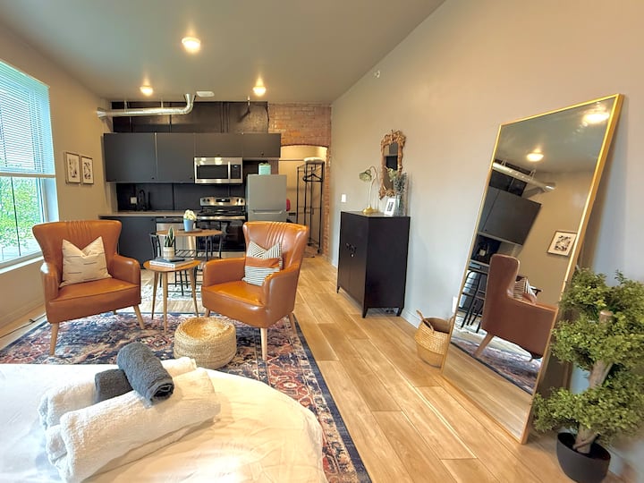 Stylish Studio - Free Parking, Prime Location - Detroit, MI