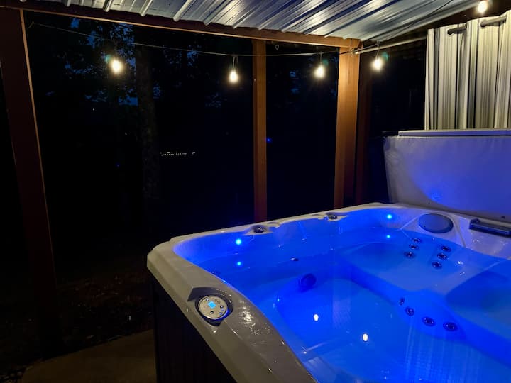 Trailhead Treehouse: Private Hot Tub, Sleeps 7 - Arkansas