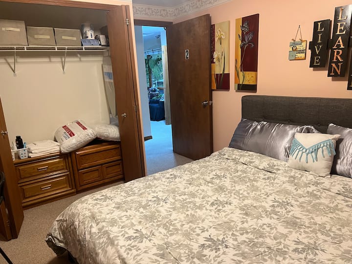 Room#2 Kingsize Bed - Brighton, MI