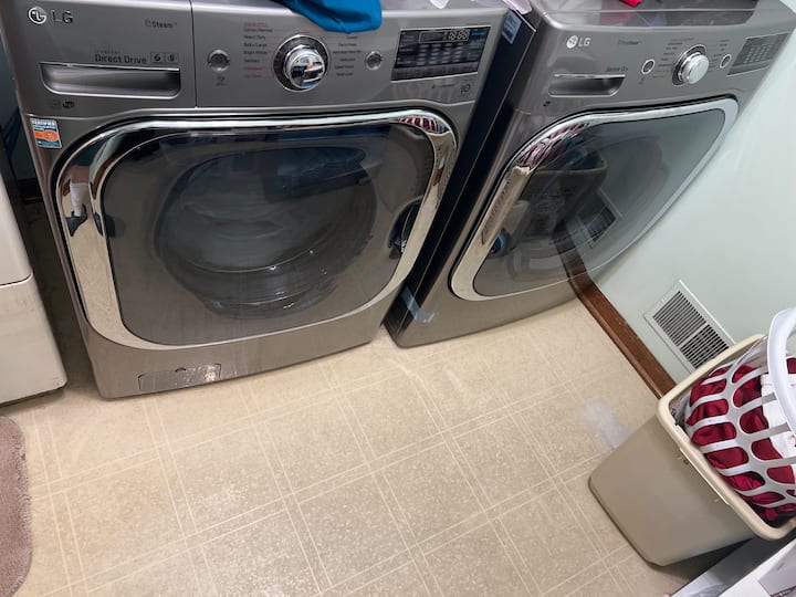 Room#2 Kingsize Bed - Howell, MI