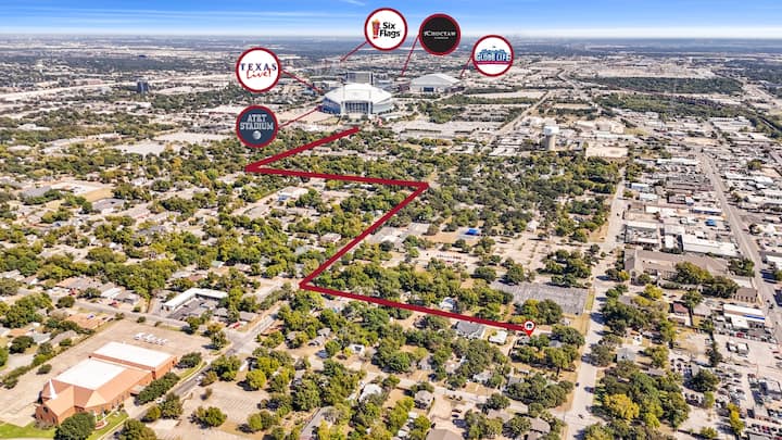 Cozy Bungalow Near Downtown & Stadiums! - Arlington, TX