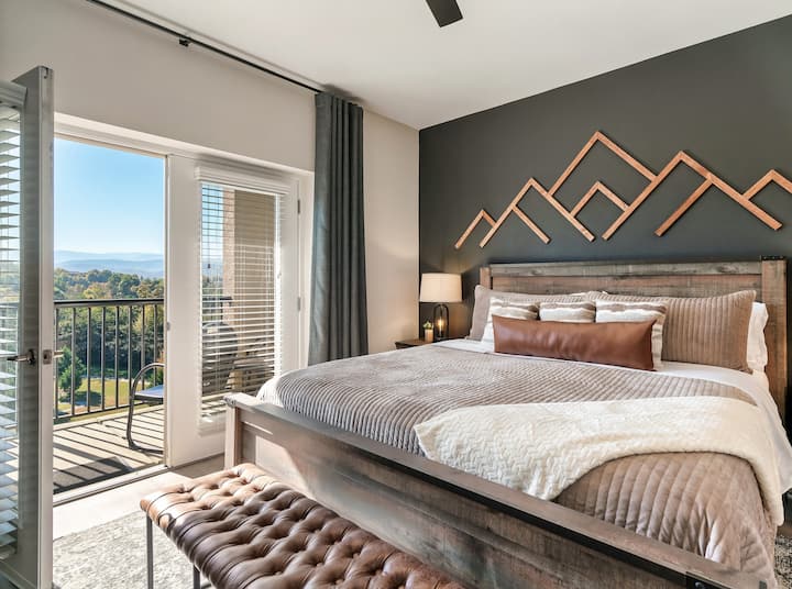 Top Floor Condo W/views*pools*hot Tub*in Town - Pigeon Forge, TN