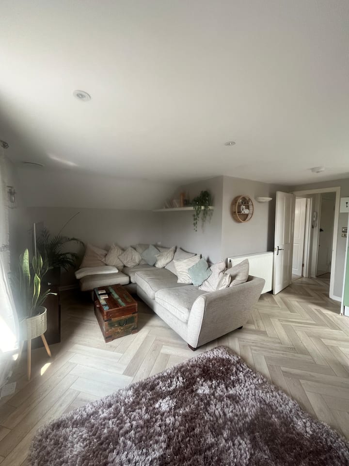 Stunning Riverside Apartment - Staines-upon-Thames