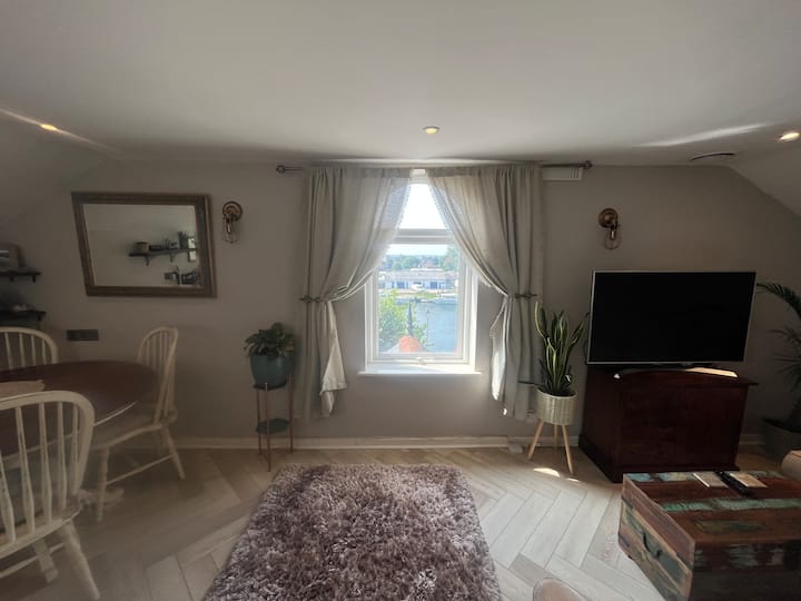 Stunning Riverside Apartment - Staines-upon-Thames