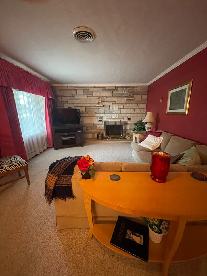 *Close To Wine Trails*
Elegant Farm House - Carbondale, IL