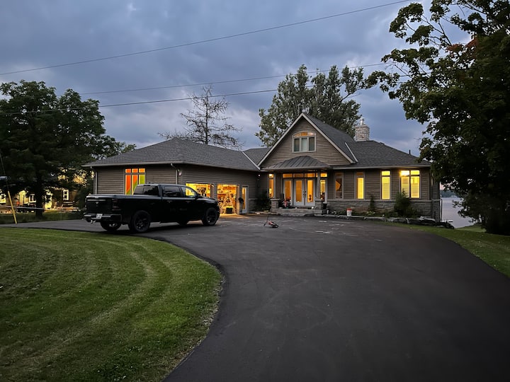 Lake Front House With Boat Inlet - Fenelon Falls