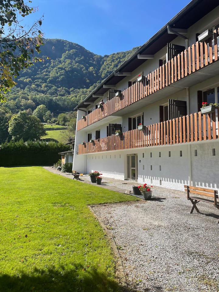 Pretty Mountain View 2-bedroom Pyrenees Apartment - Le Mourtis