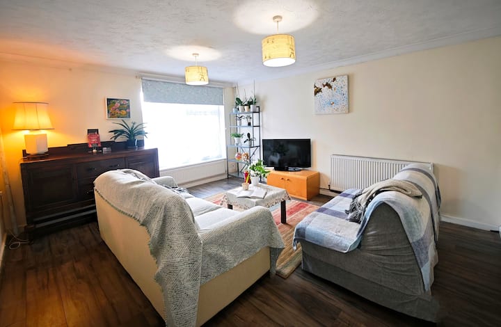 Spacious 3-bedroom Home –Ample Parking, Near Shops - Fareham