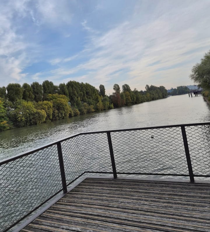 Charman Studio Parisien Avec Balcon Cosy - Courbevoie