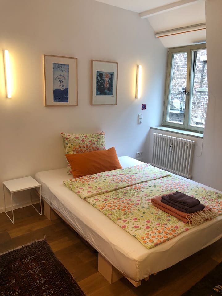 Ruhiges Zimmer + Privatbad - Colonia