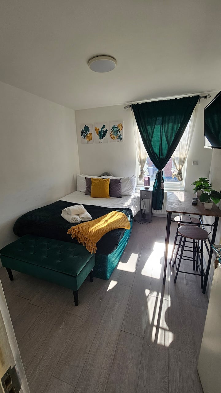 Small And Trendy Studio. Well Connected To Centre - London