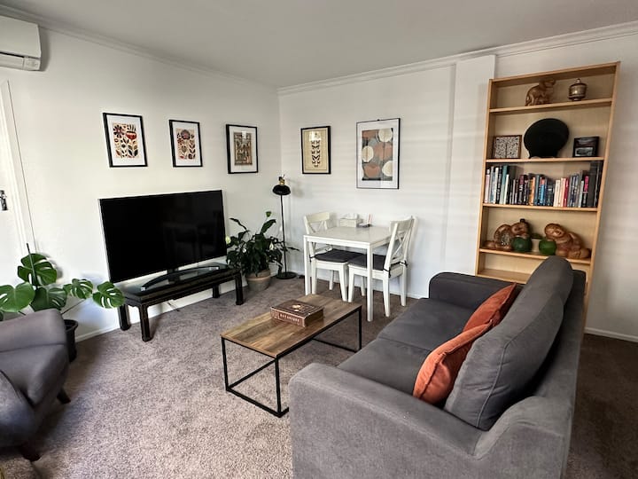 'Cool On Courtenay'
Close To Cbd & Coastal Path - New Plymouth