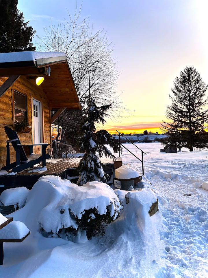𝐂𝐎𝐙𝐘 River Front Cabin. Tiny Living, Big Style! - Idaho (State)