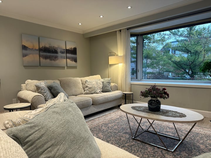 Spacious Cottage Style Home In Bayview Village - Toronto