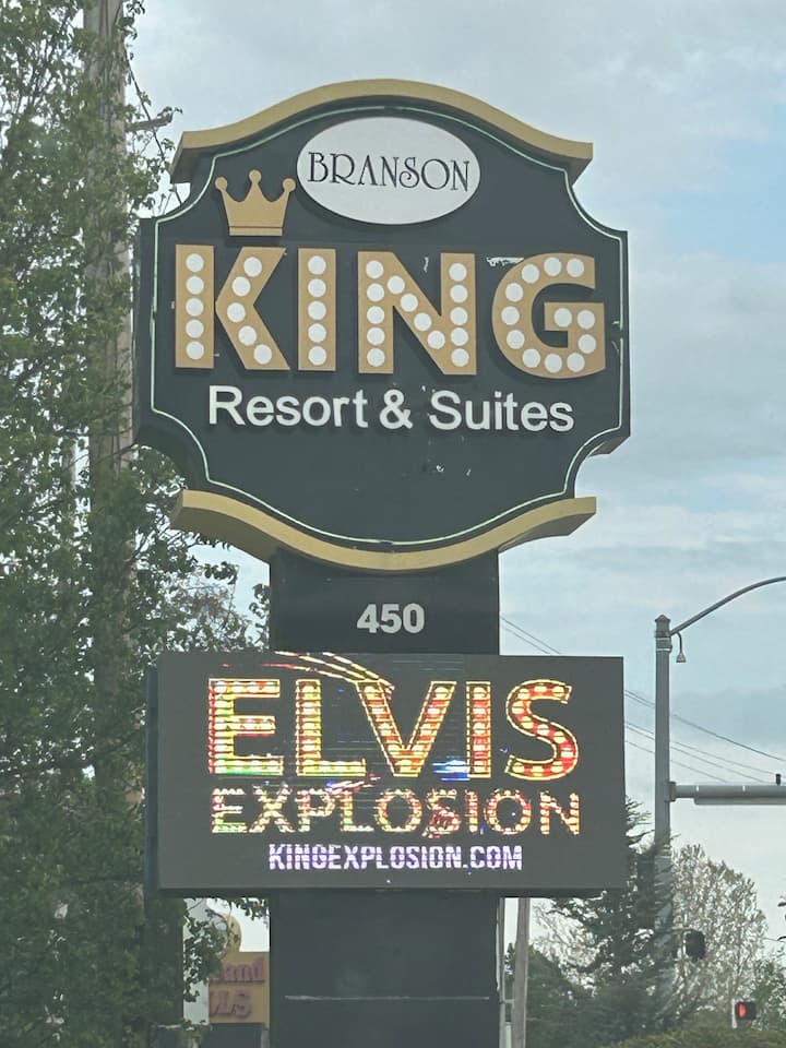 2 Queen Beds Hotel Room Near Strip - Branson, MO