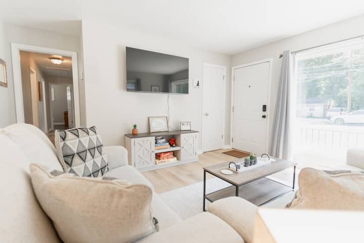 Pet-friendly, Privatebackyard, 1 Mile Hpu & Dwntwn - High Point, NC