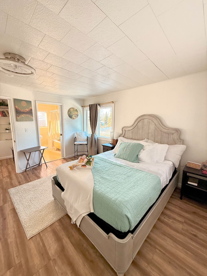Private Suite W/ Clawfoot Tub • Cozy Stay - Anchorage, AK