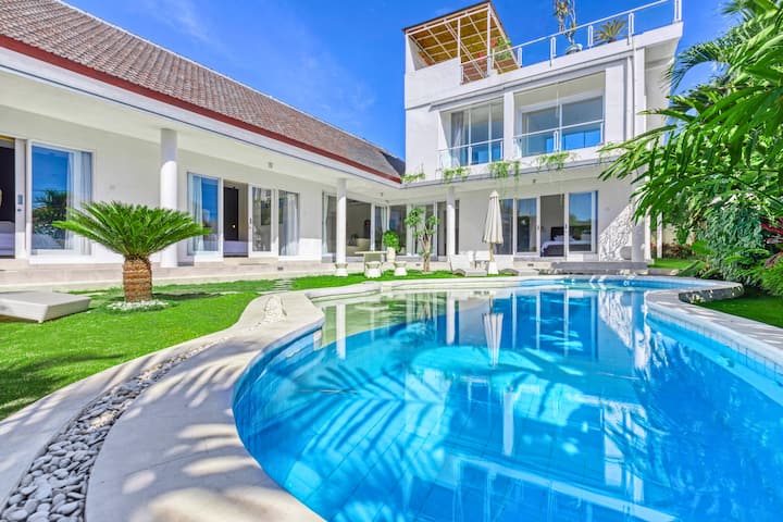 Lux 5br Villa W/rooftop Bbq, Pool & 500m To Beach - Canggu
