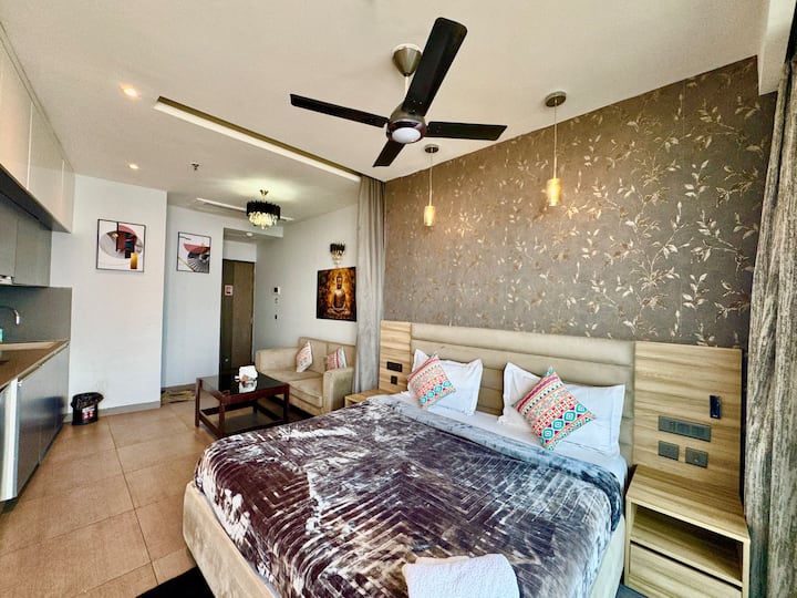 Super Luxury Airbnb In Supernova- Tallest Building - Noida