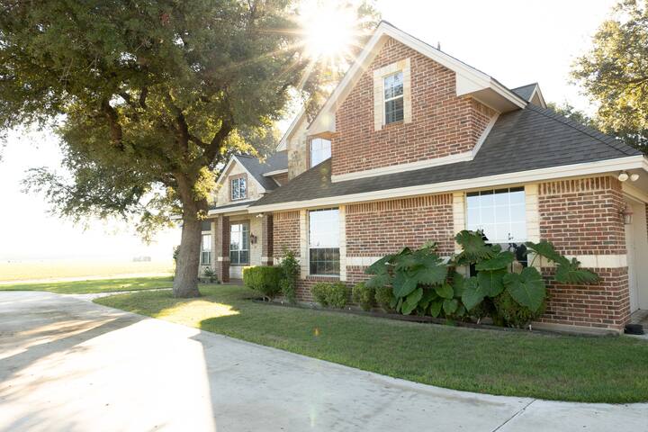 Hk Farmhouse : Luxury Farm Stay - Uvalde, TX