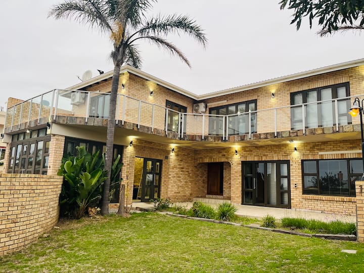Large Family Home With Seaviews - Jeffreys Bay