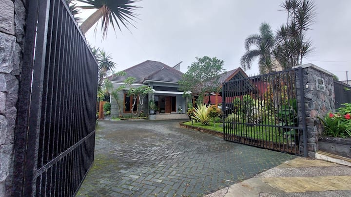 Villa Sejuk Luas 1000 Dau Malang - Malang