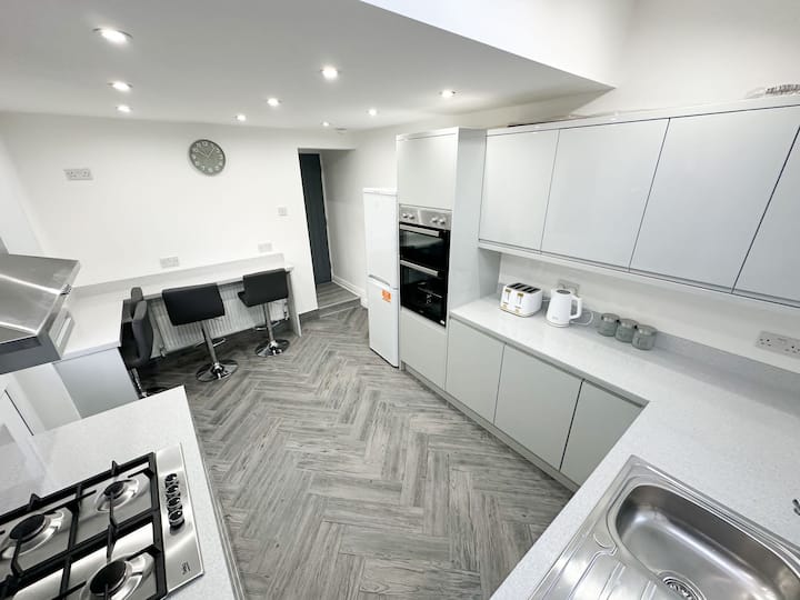 Modern 4br House Liverpool. Sleeps 9. Free Parking - Liverpool