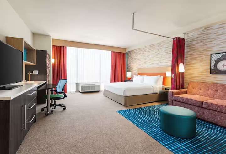 Practical & Poised: 4 Suites | Rooftop Pool - Nashville, TN