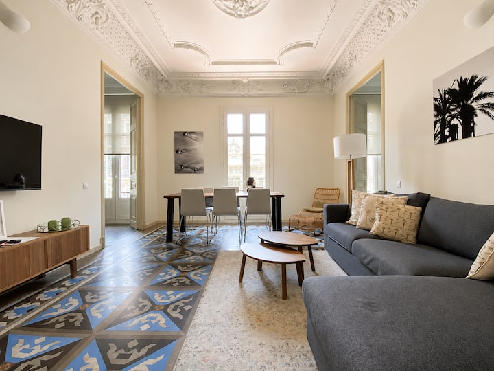 Central Barcelona | 3br | Pool | Balconies - Barcelona