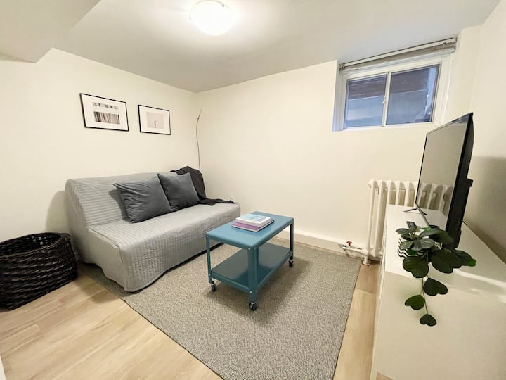 Charming + Spacious Roncy Apartment - Toronto