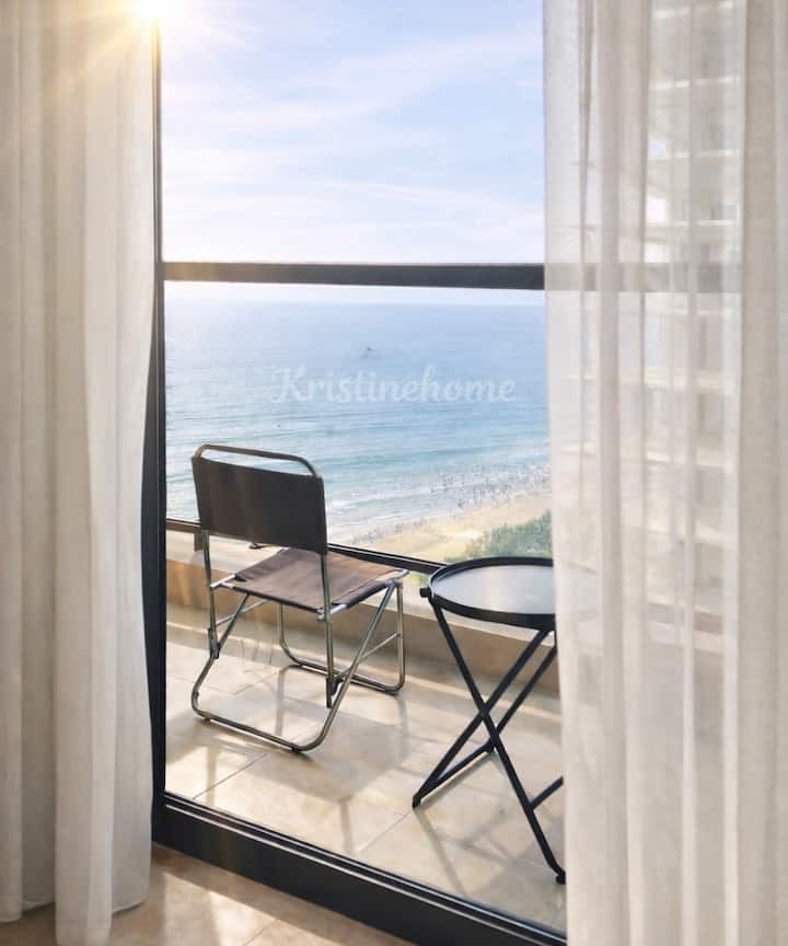 Family-friendly Beachfront Apartment - 다낭