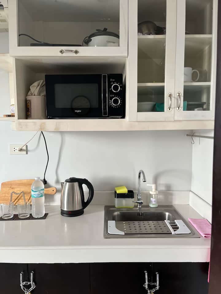 Lacson Condo W/ Balcony-wifi-netflx - Bacolod