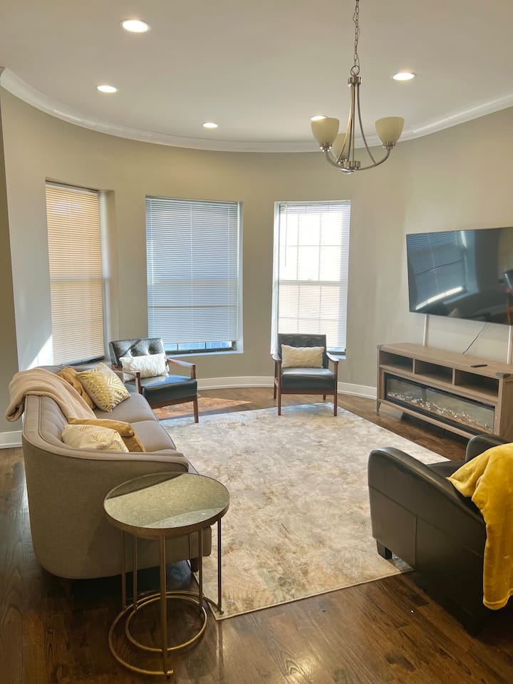 Spacius Unit In Historic Gem - Chicago, IL