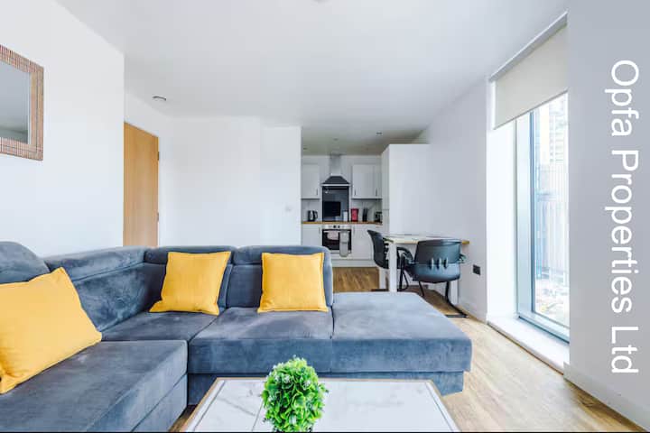 Luxury Two Bedroom Apartment - Salford