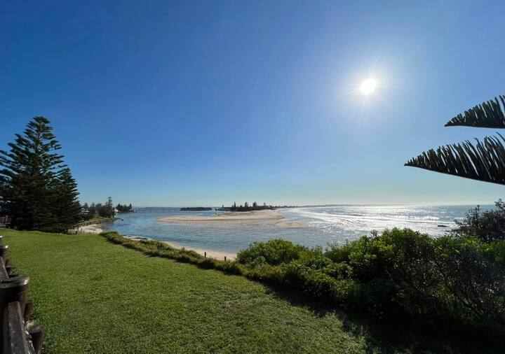 Views Forever Beachfront Unit
2 Bedroom 3 Beds - The Entrance