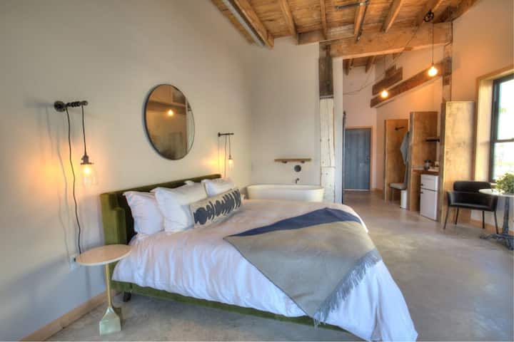 Buoy Suite At Bowline Hotel, Pet-friendly - Astoria, OR