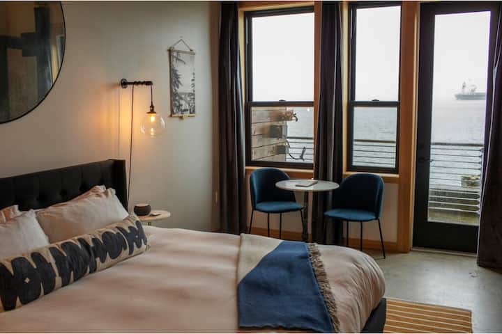 Luxe River View King Room At Bowline Hotel - Astoria, OR