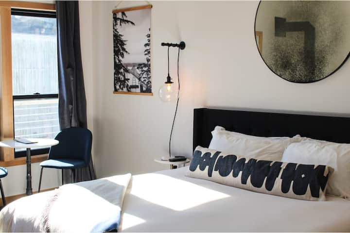 Luxe River View King Room At Bowline Hotel - Astoria, OR